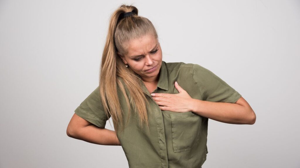 Dor no peito lado direito: causas, sintomas e tratamentos