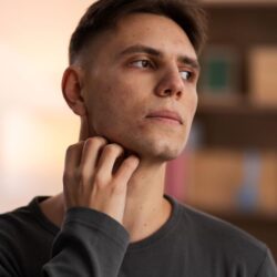 Entenda o que pode ser íngua no pescoço! - Blog AmorSaúde