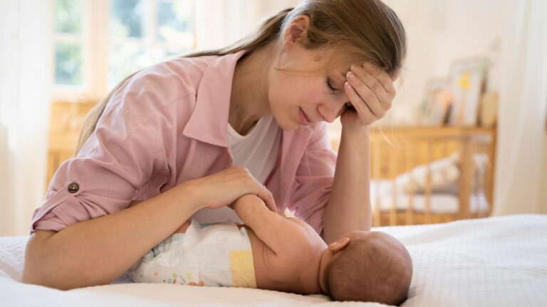 Refluxo em bebê: causas e como aliviar o desconforto