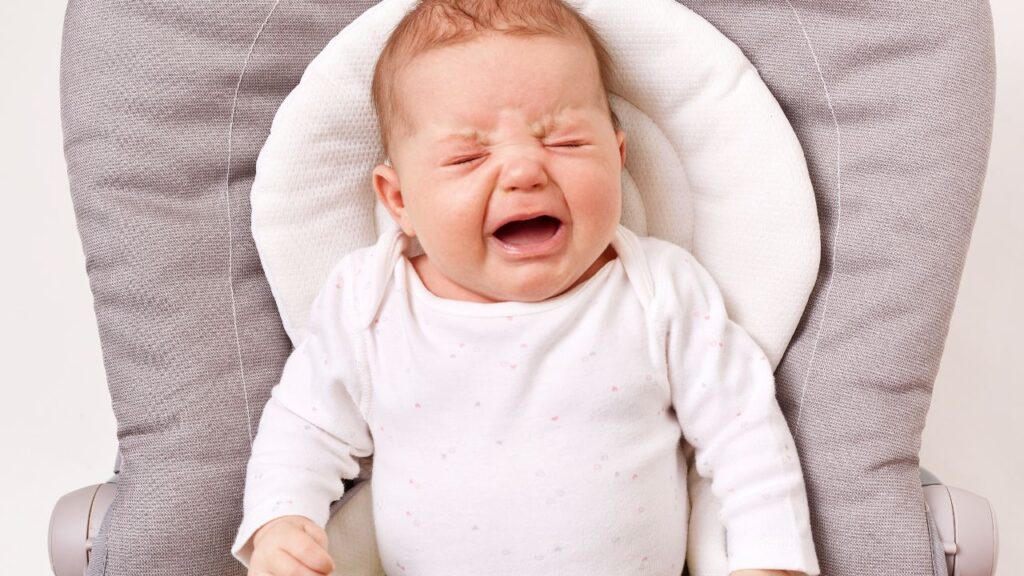 Refluxo em bebê: causas e como aliviar o desconforto